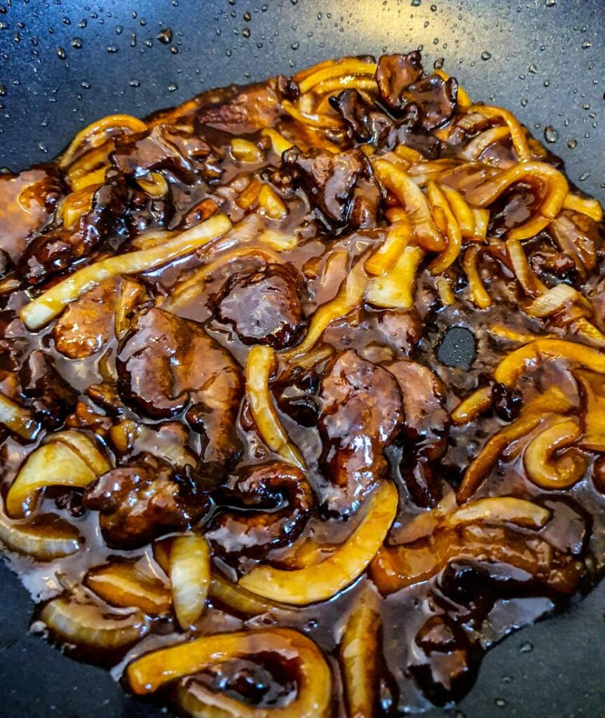 Ternera con cebolla china