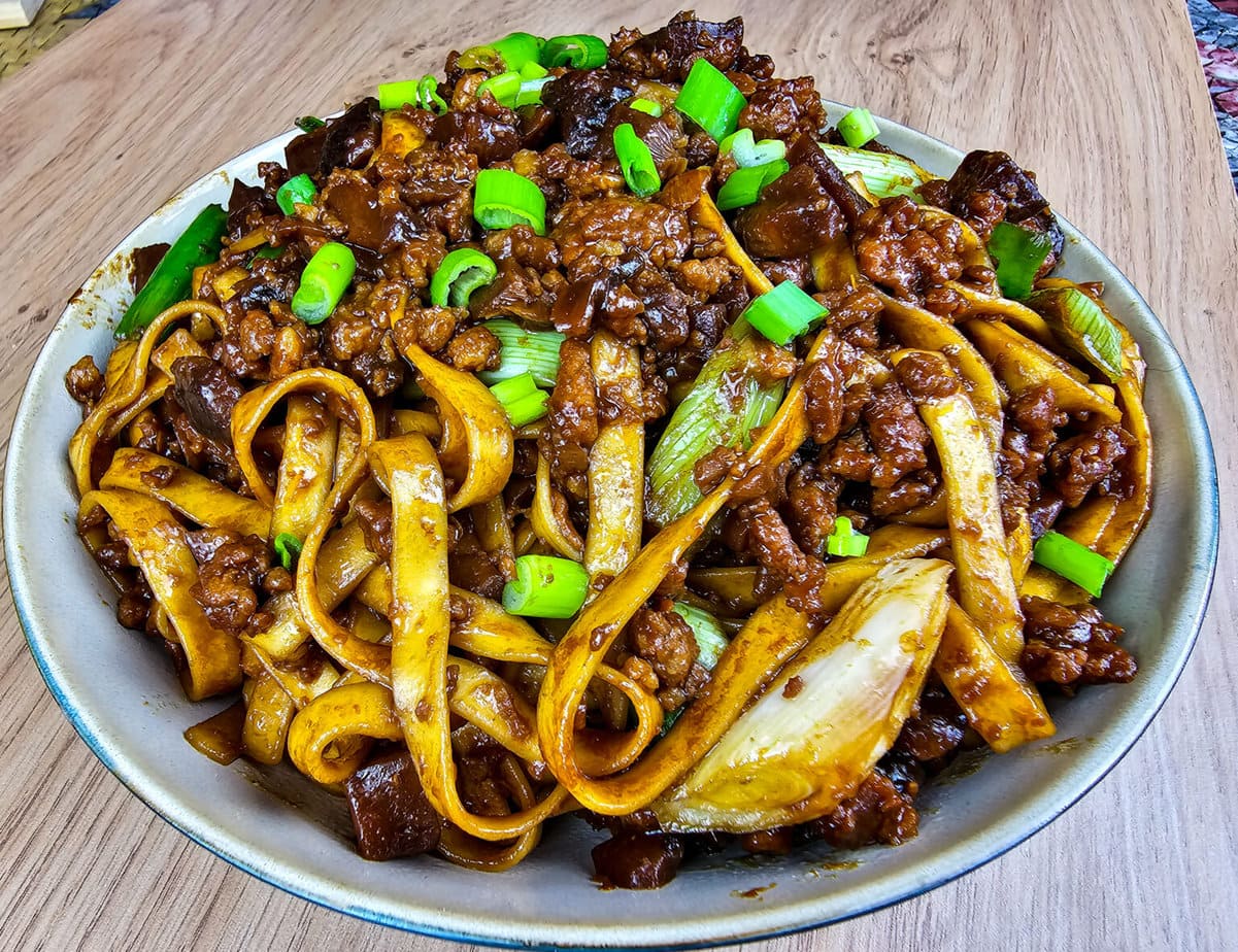 Jajangmyeon auténtico: fideos coreanos con pasta de frijol negro